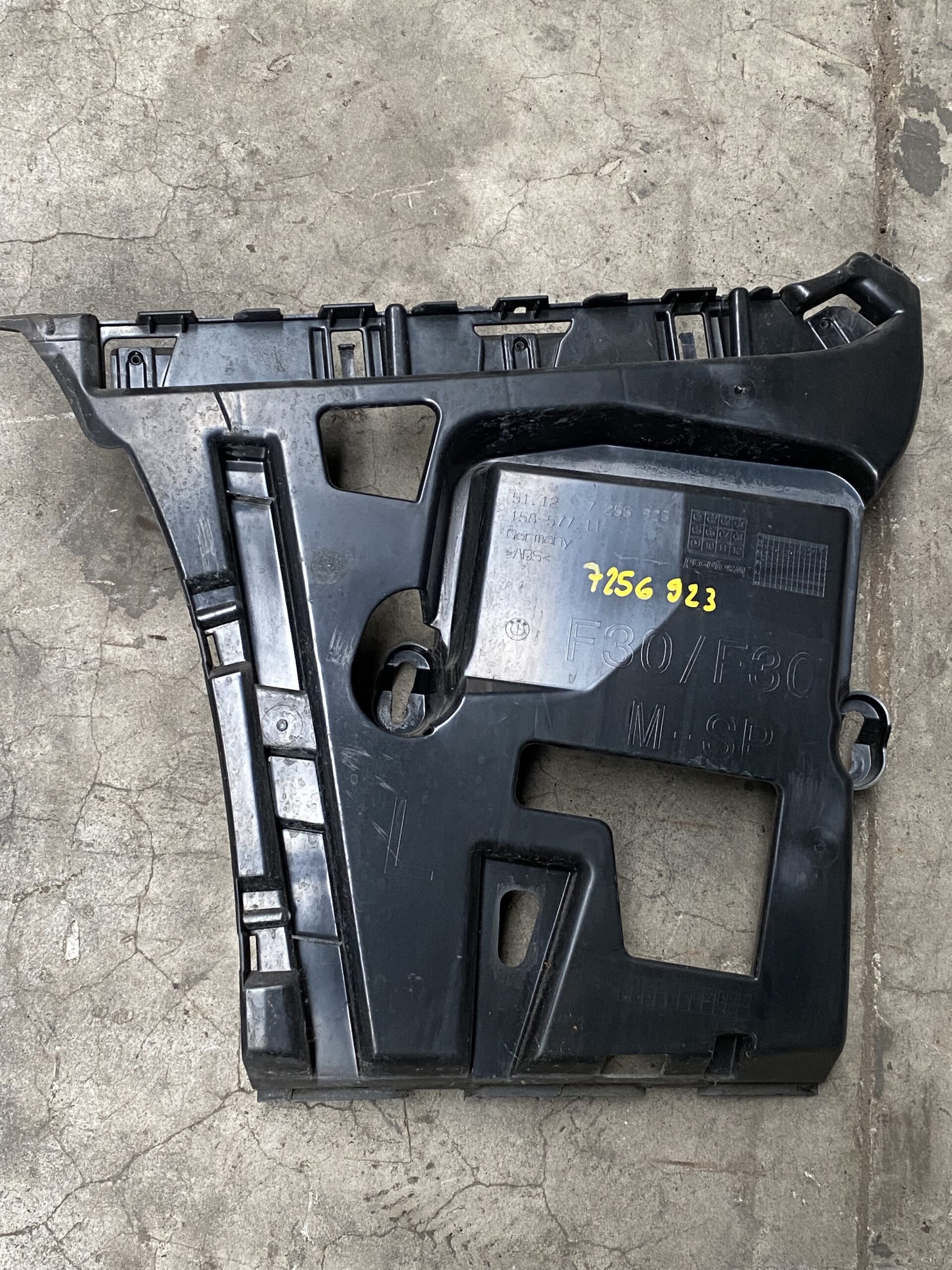 BMW F30 BUMPERHOUDER LINKS ACHTER - New koja parts